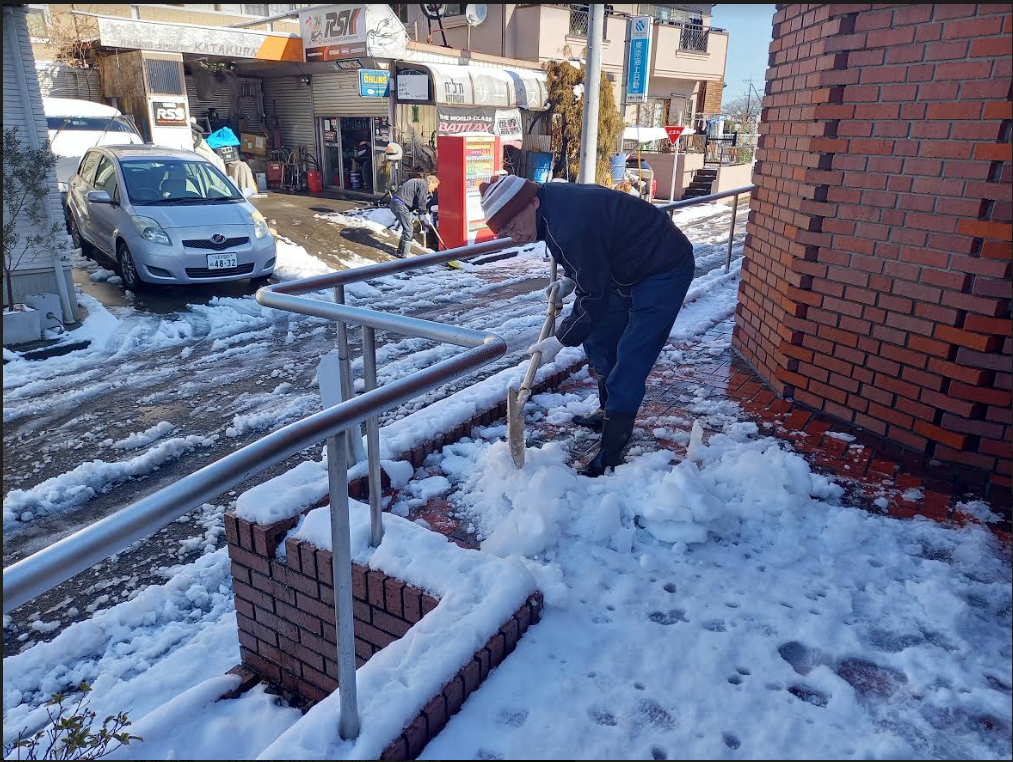 片倉記念館の雪かき – 八王子市片倉町会のホームページ