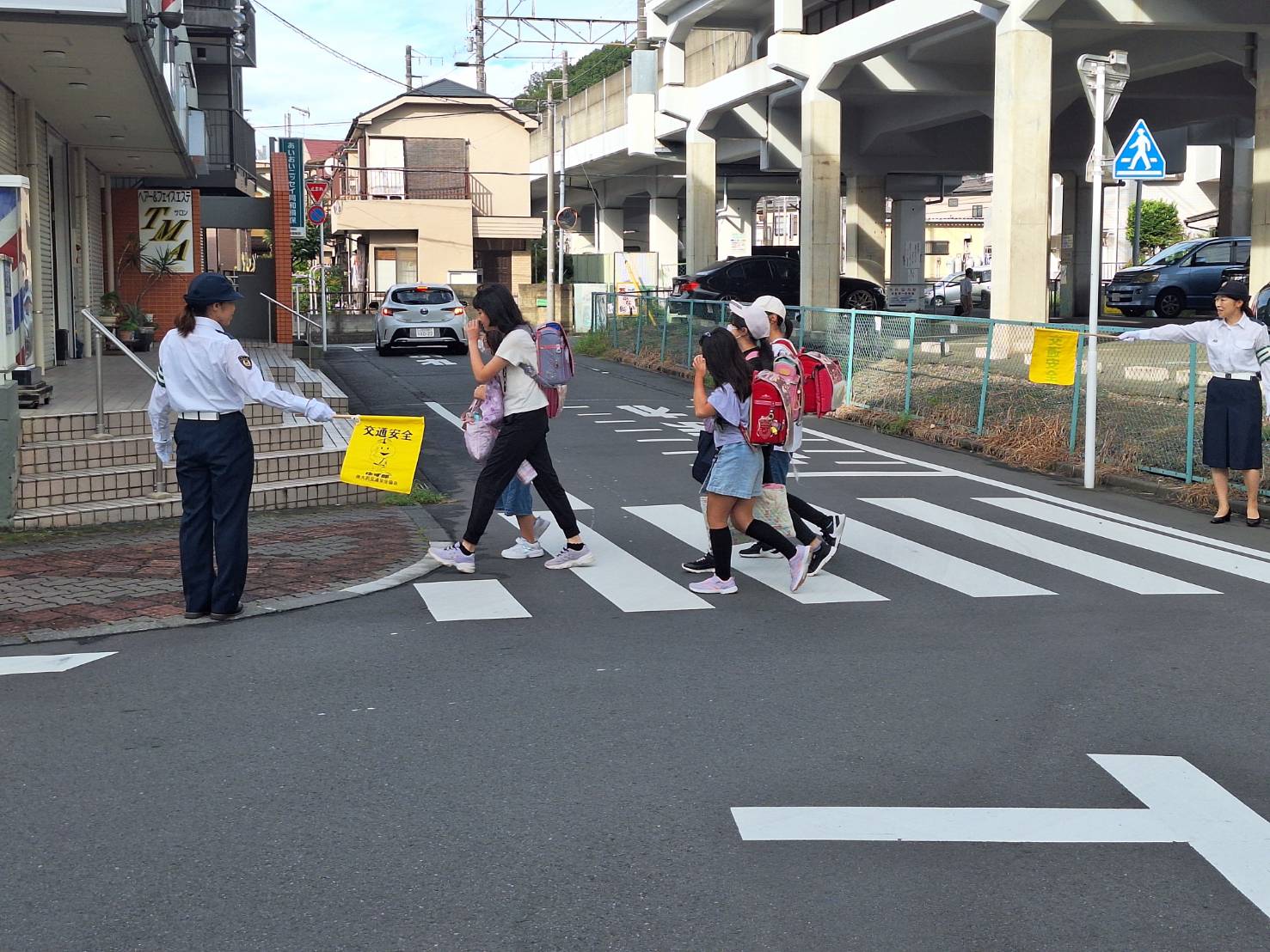 南大沢交通安全協会 見守り活動（由井2小） – 八王子市片倉町会のホームページ